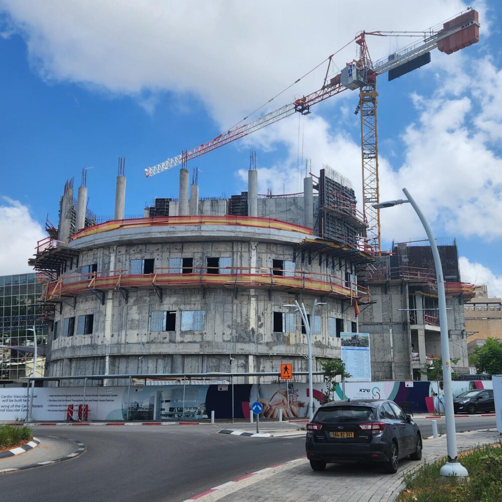 The new cardiovascular tower, a protected building at Tel Hashomer - tafnit